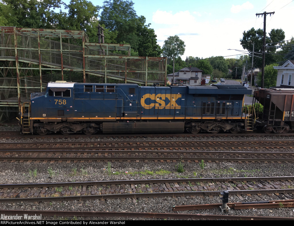 CSX 758 leads Q626(?) EB towards Utica.